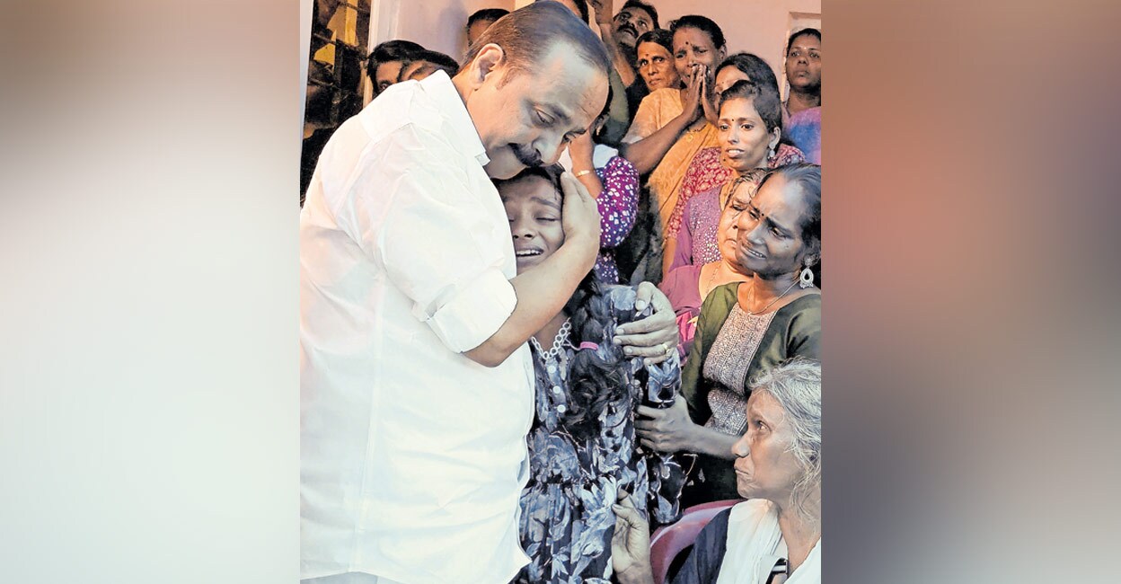 കരിമ്പാടം കണ്ണീർപ്പാടമായി; കൊല്ലപ്പെട്ടവർക്ക് നാടിന്റെ വിട | മനോരമ ഓൺലൈ ...
