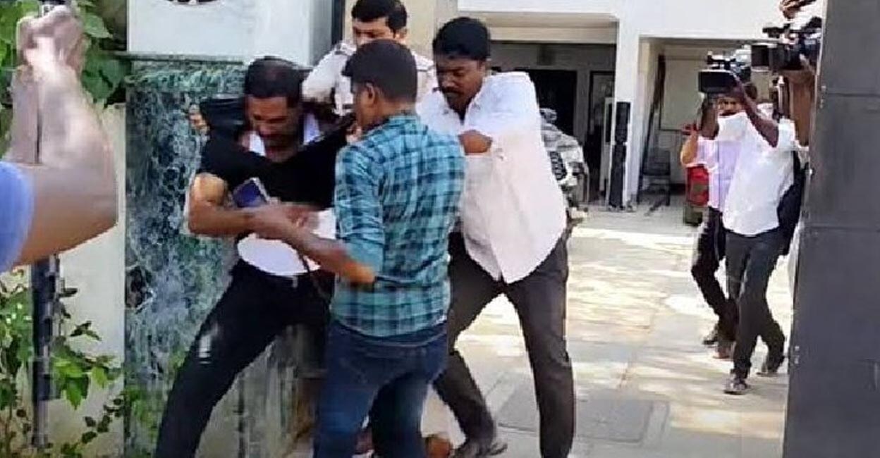 തോക്കുമായി പൊലീസിനെ തടഞ്ഞ് സുരക്ഷാ ജീവനക്കാരൻ; സീമാന്റെ വീട്ടി ...