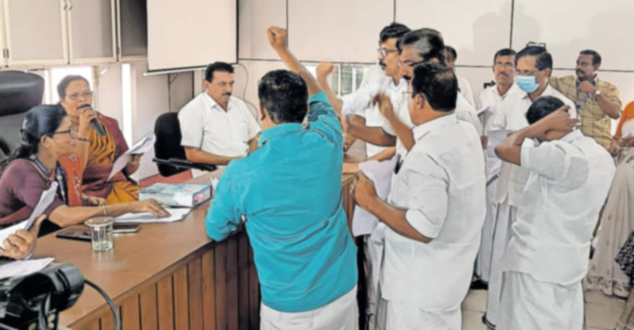 കൂത്താട്ടുകുളം നഗരസഭയിൽ എൽഡിഎഫിന് ഭൂരിപക്ഷമില്ലെന്ന് 13 അംഗങ്ങ ...
