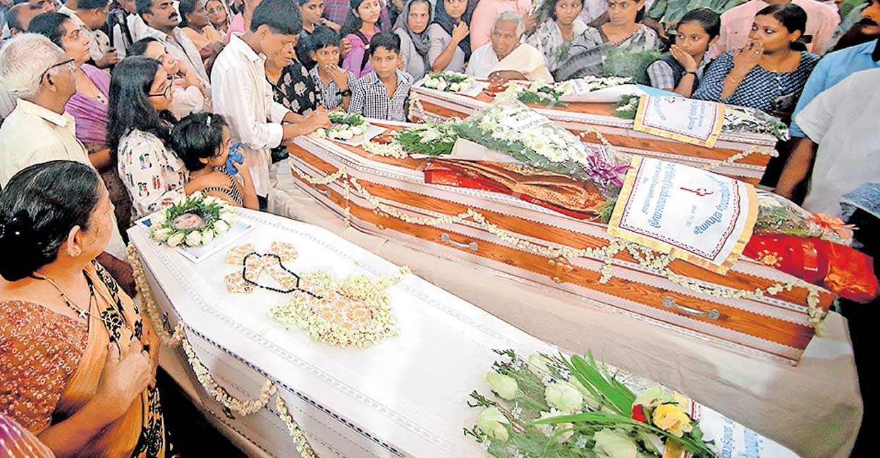 ട്രെയിൻ തട്ടി മരിച്ച യുവതിയുടെയും 2 മക്കളുടെയും സംസ്കാരം നടത്തി; ഭ ...