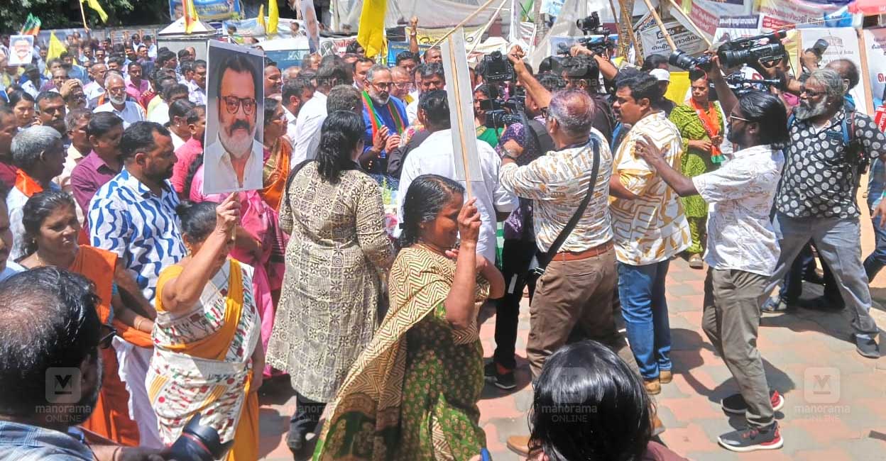 മുനമ്പത്ത് 50 പേർ ബിജെപി അംഗത്വം സ്വീകരിച്ചു; പ്രധാനമന്ത്രിയെ നേരി ...