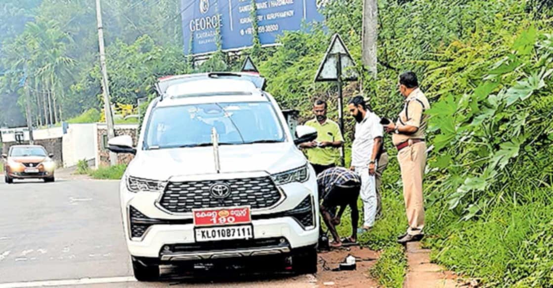 സുരേഷ് ഗോപിയുടെ കാർ അപകടത്തിൽപെട്ടു; പരുക്കില്ല | മനോരമ ഓൺലൈൻ ന്യൂസ് ...