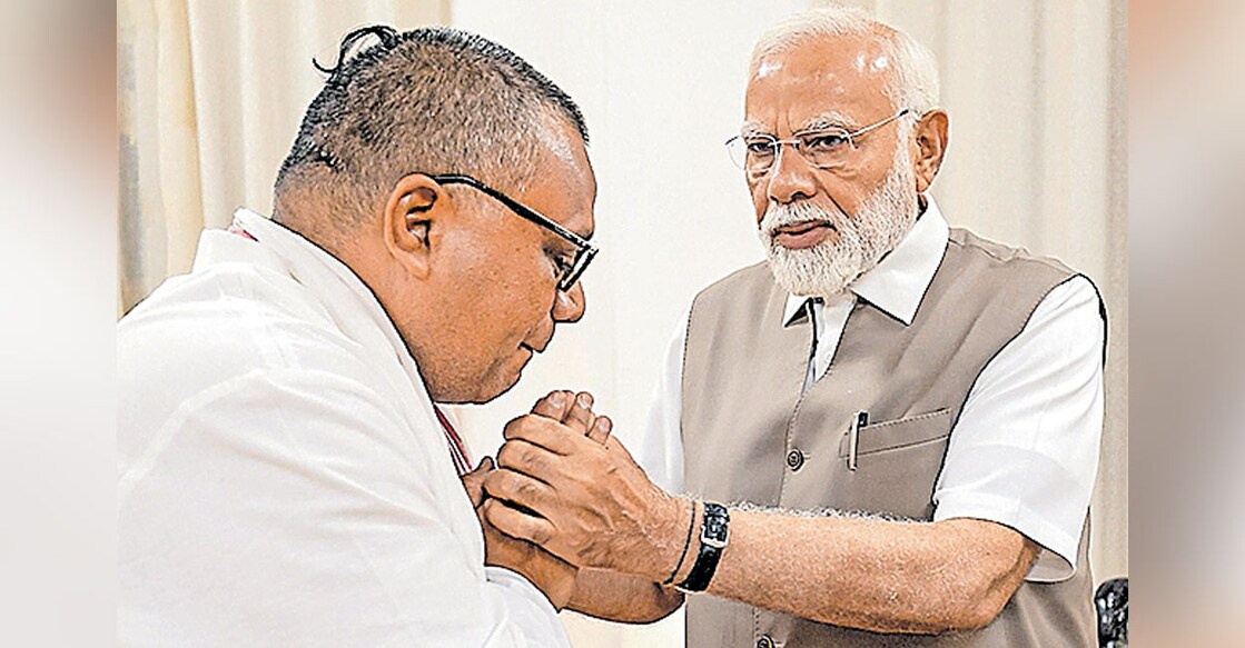 ശുഭം ദ്വിവേദിയുടെ ബന്ധുക്കളെ മോദി കണ്ടു; കൂടിക്കാഴ്ച വികാരനിർഭരം ...