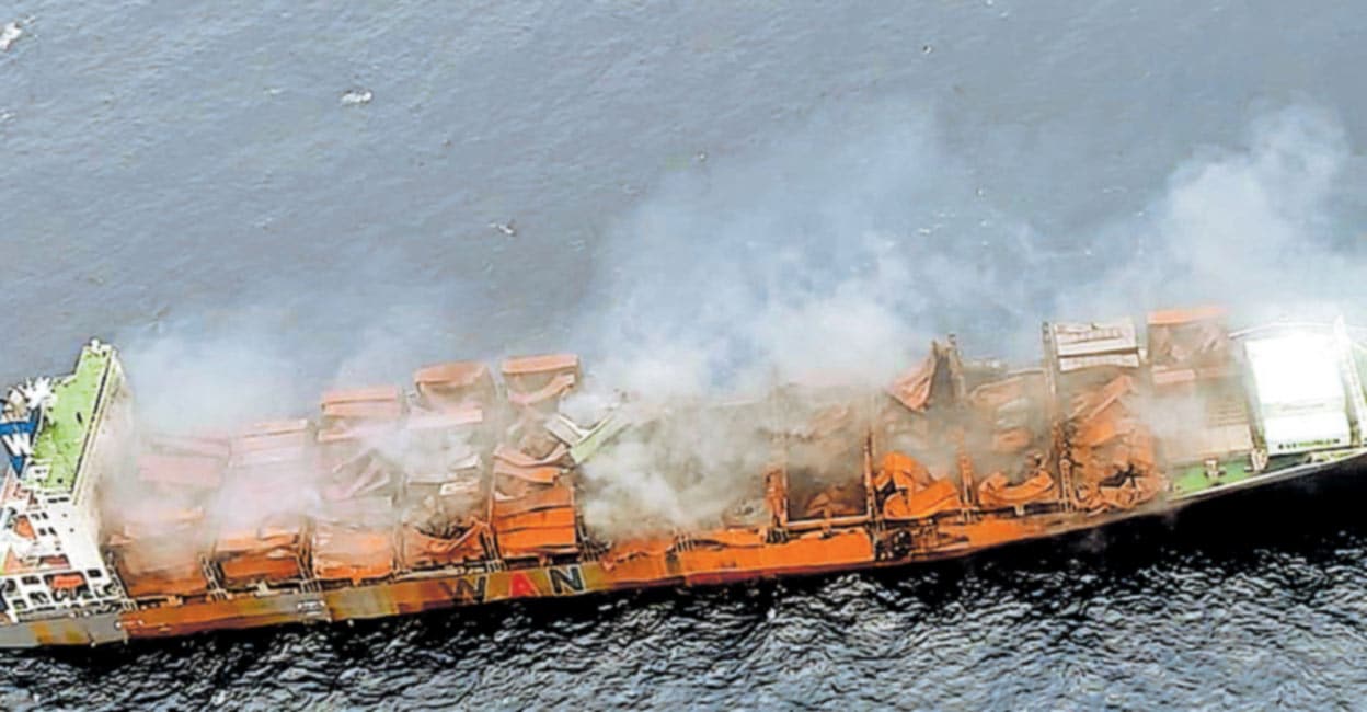 തീ അണയാതെ വാൻ ഹയി, എഞ്ചിന്‍ മുറിയിൽ വെള്ളം; കപ്പൽ മുങ്ങാതിരിക്കാൻ തീവ്രശ്രമം | മനോരമ ഓൺലൈ ...