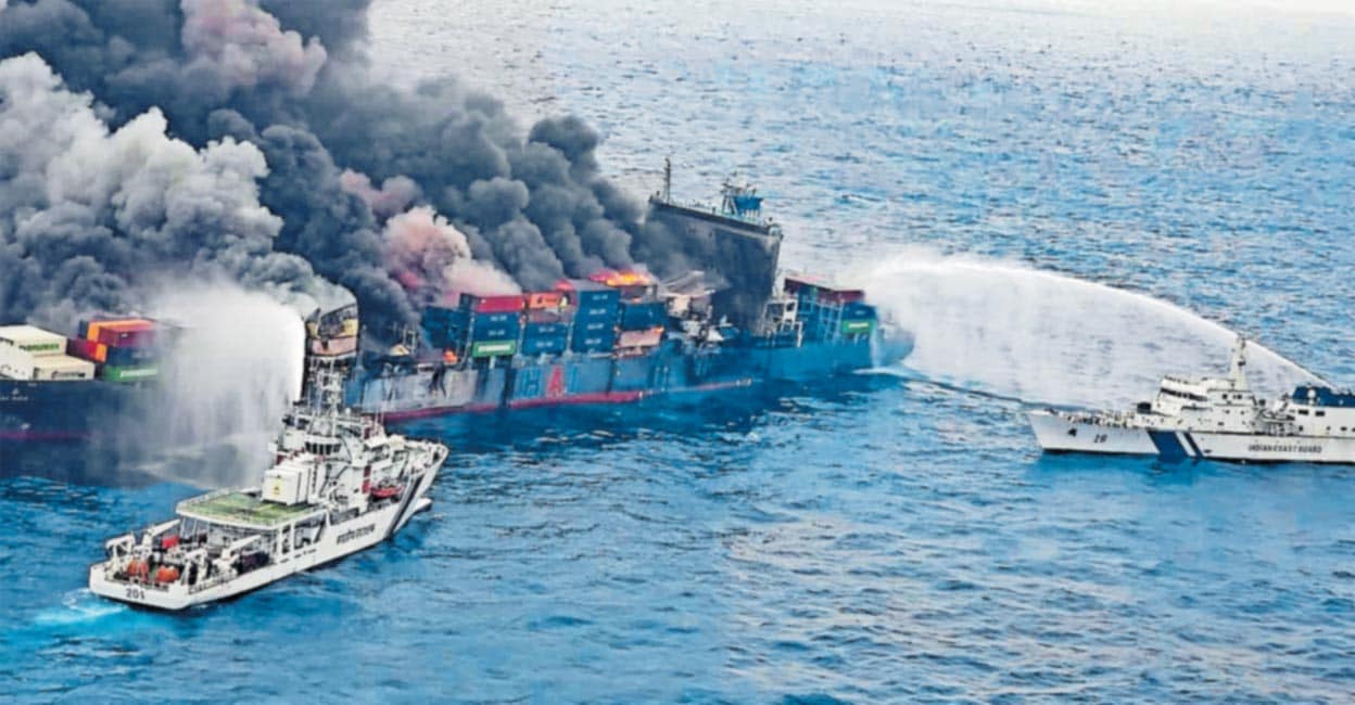 ‘തീക്കപ്പലി’ന്റെ അവശിഷ്ടം വ്യാപിക്കുക കോഴിക്കോടു മുതൽ ആലപ്പുഴ വരെ; മൂന്നു ദിവസത്തിനുള്ളി ...