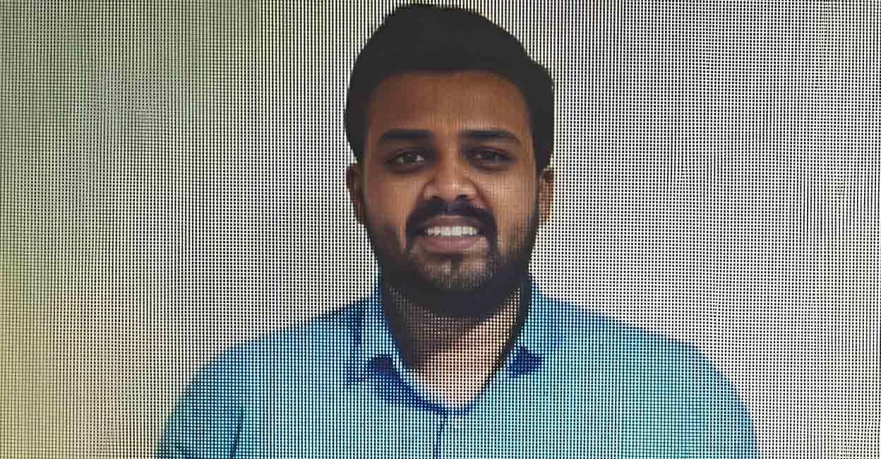 അയ്യന്തോളിൽ റോഡിലെ കുഴിയിൽ വീണ യുവാവിന് ദാരുണാന്ത്യം; പിന്നാലെ വന്ന ബസ് ...