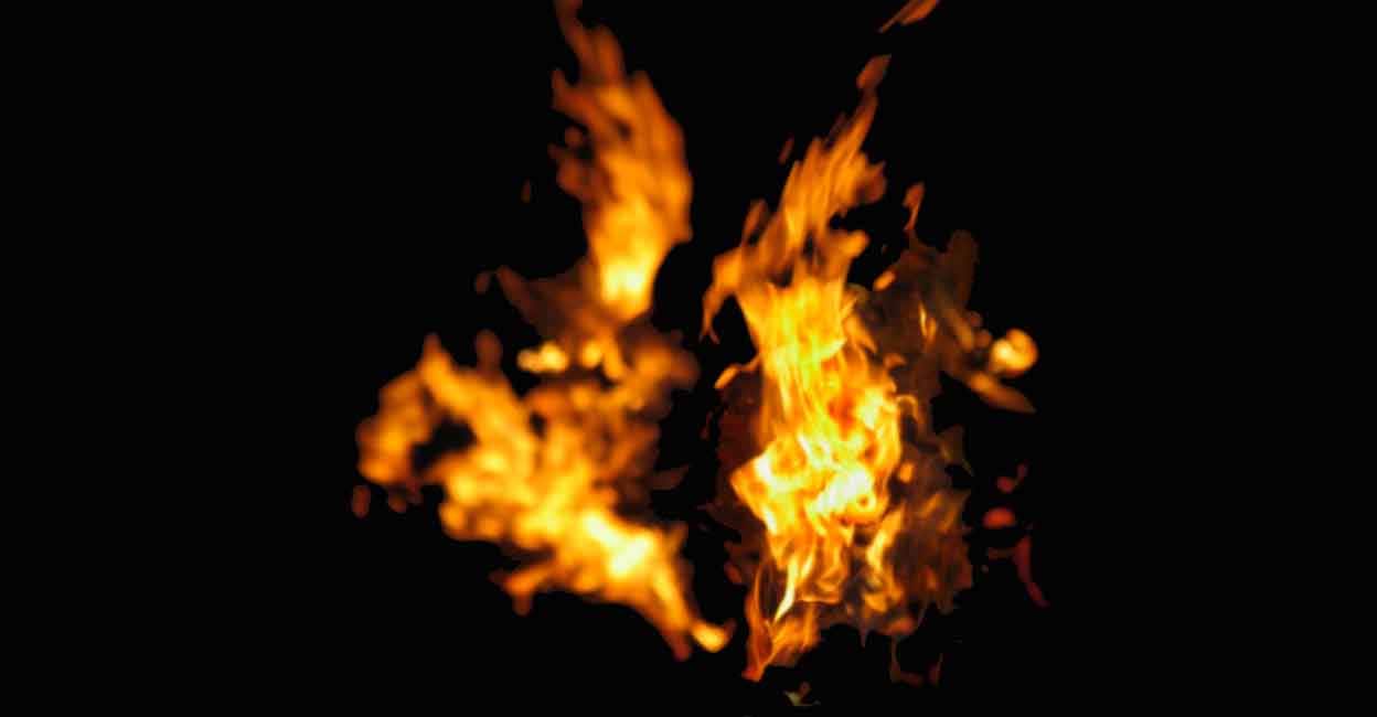 ചാർജ് ചെയ്യാൻ കുത്തിവച്ച പവർബാങ്ക് പൊട്ടിത്തെറിച്ചു; വീട് പൂർണമായി ...