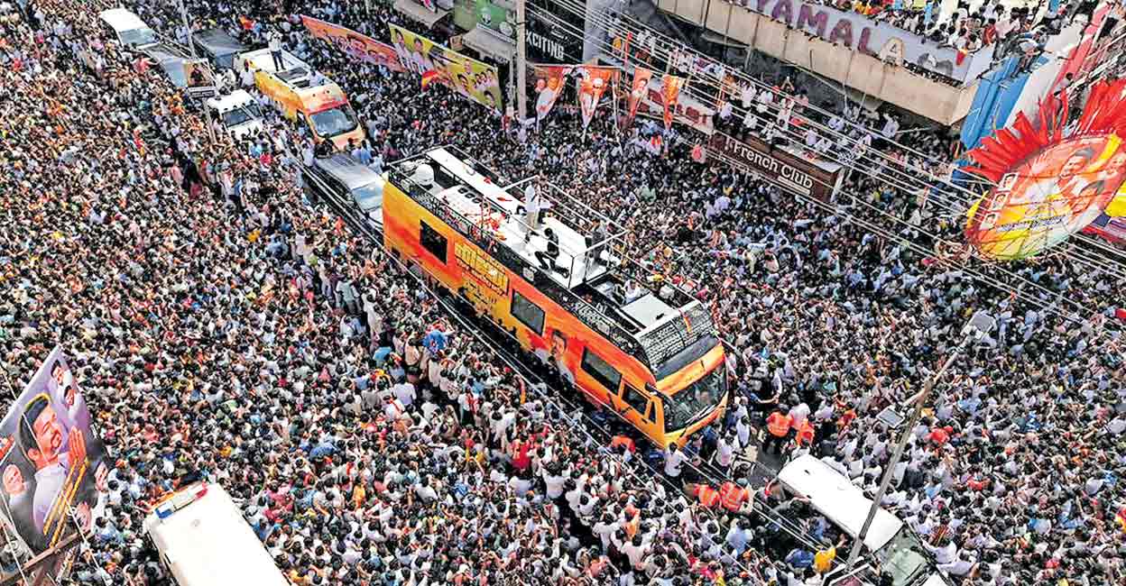 കരൂർ ദുരന്തത്തിന്റെ ബാക്കി പത്രമായി അവശേഷിച്ച ചെരിപ്പുക ...