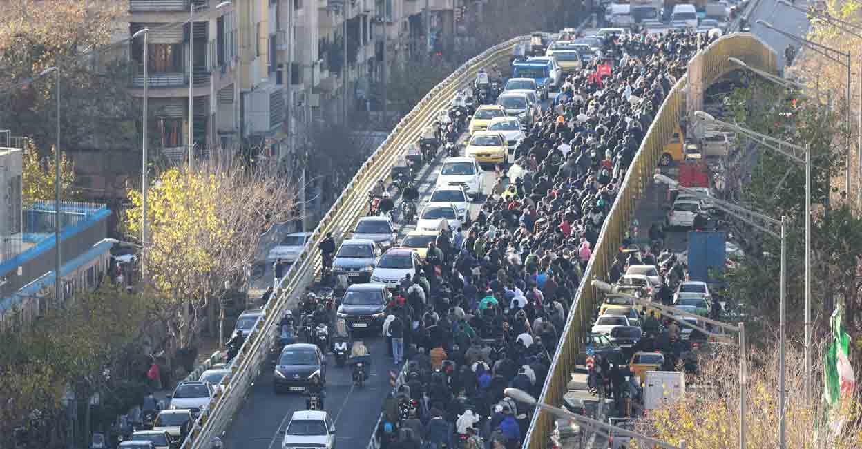 ഇറാനിൽ ജനകീയ പ്രക്ഷോഭം പടരുന്നു; പതിനായിരങ്ങൾ തെരുവിൽ, രാജ്യത്തൊട്ടാകെ ...