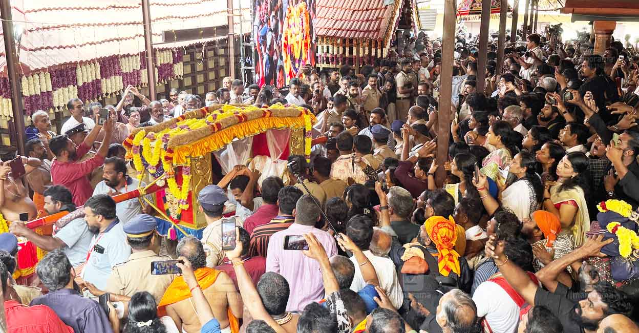 മകരസംക്രമനാളിൽ ശബരിമലയിലെ അയ്യപ്പവിഗ്രഹത്തിൽ ചാർത്താനുള്ള ...