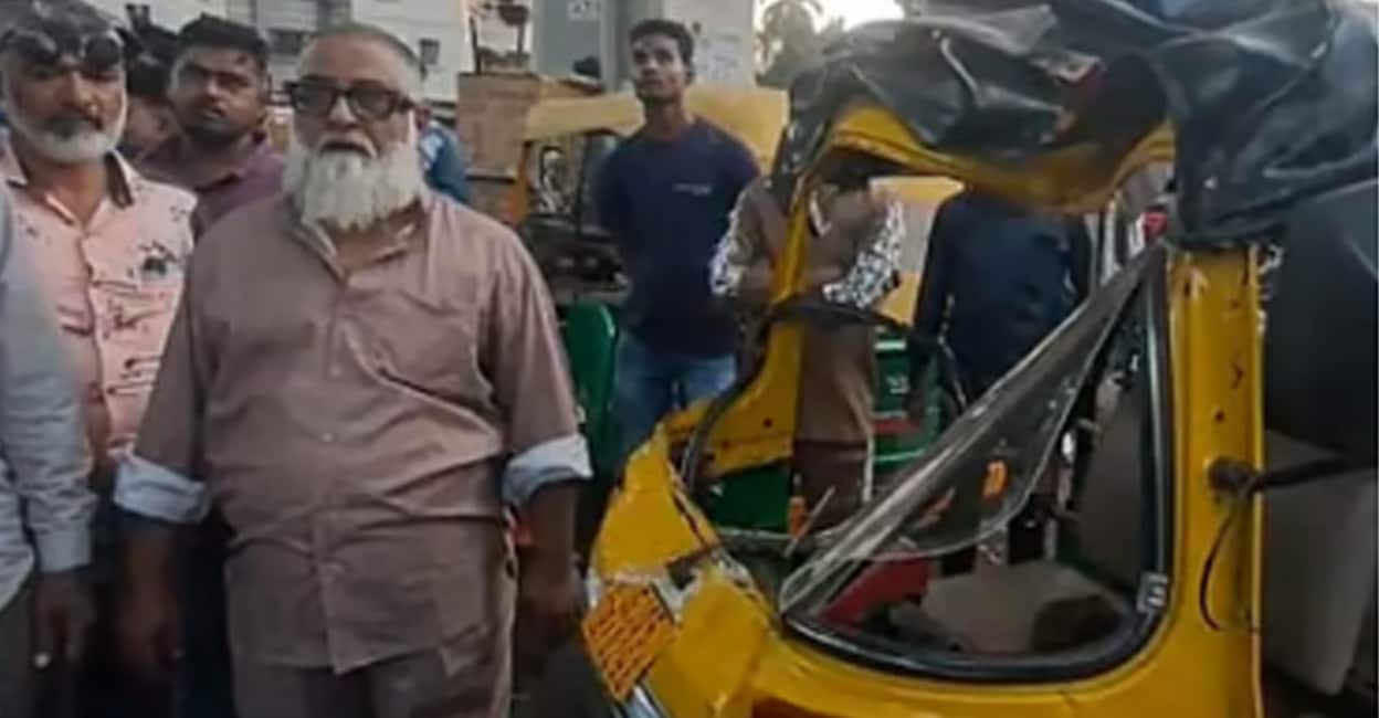 ബൈക്ക് ഓടിക്കുന്നതിനിടെ പട്ടത്തിന്റെ ചരട് ദേഹത്ത് കുരുങ്ങി മൂന്നംഗ ...