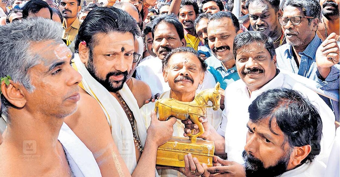 വാജിവാഹനം ചടങ്ങിന്റെ ദൃശ്യങ്ങൾ പുറത്ത് | മനോരമ ഓൺലൈൻ ന്യൂസ് ...