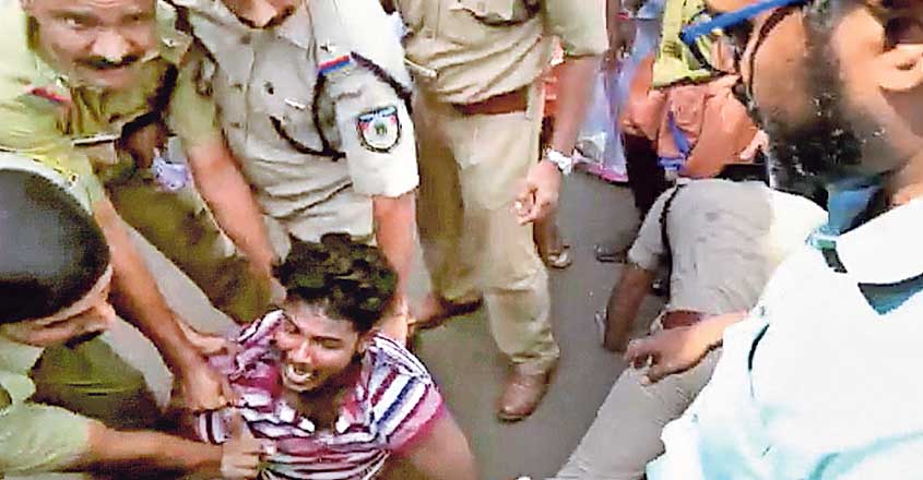 നടുറോഡിൽ ജീപ്പ് നിർത്തിയതു ചോദ്യംചെയ്തു | kannur police atrocity ...