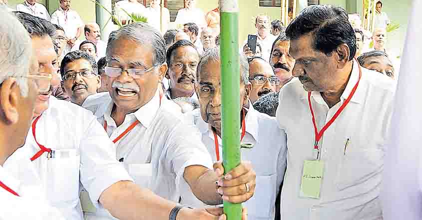 പാമ്പ് ഓടിക്കളിക്കുന്നതാണ് സ്മാർട് ക്ലാസ് റൂം: പി.ജെ.ജോസഫ് | kerala ...