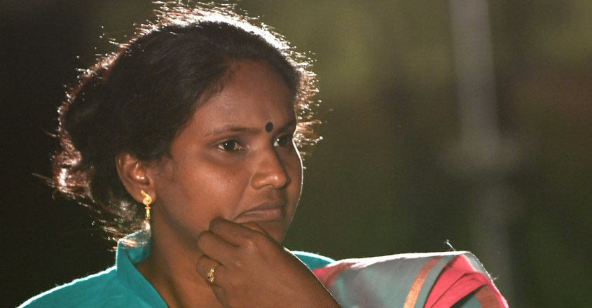 രമ്യയ്ക്ക് കാർ: പിരിവിനെ ന്യായീകരിച്ച് യൂത്ത് കോൺ., എതിർത്ത് ...