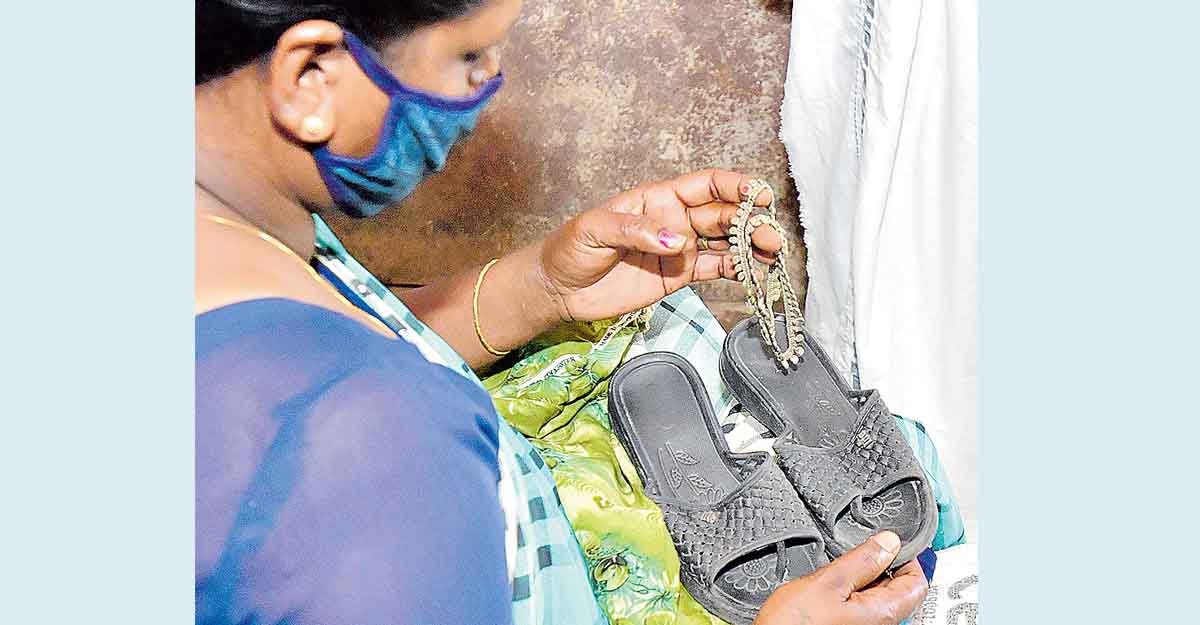 നീതി തേടി വീട്ടുമുറ്റത്തു സത്യഗ്രഹമിരുന്ന് വാളയാർ പെൺകുട്ടികളുടെ അമ്മ ...