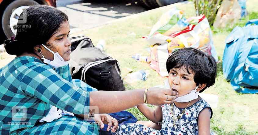 വാളയാറിൽ വാതിൽ തുറക്കുന്നത് കാത്ത് | rush in walayar checkpost ...