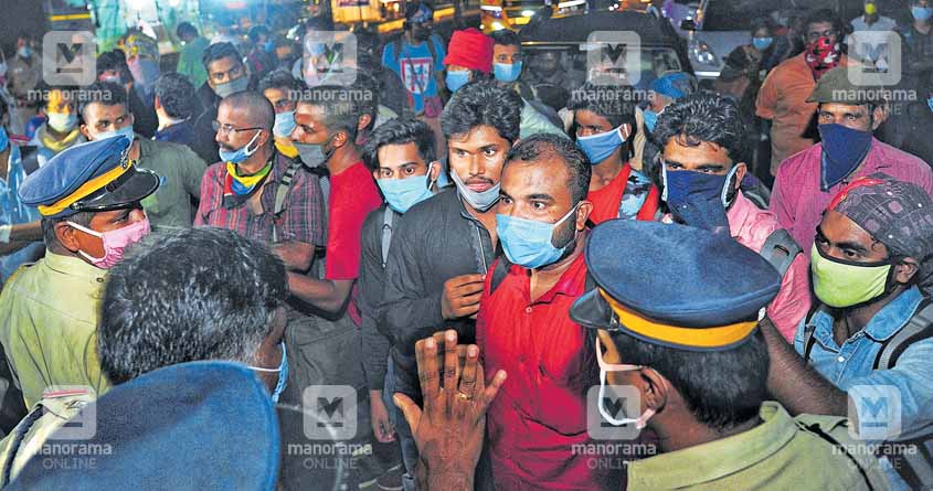 ഗർഭിണികളും കുട്ടികളും ഉൾപ്പെടെ നൂറുകണക്കിനു പേർ അതിർത്തിയിൽ കുടുങ്ങി ...