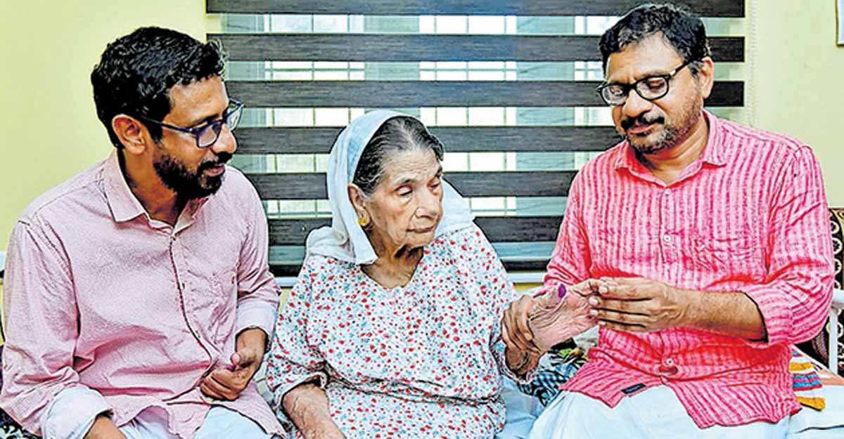 റഫീക്ക് അഹമ്മദിന്റെ മാതാവ് വോട്ട് ചെയ്തു; 20 വർഷത്തിനു ശേഷം, 99–ാം ...