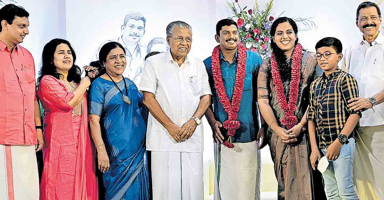 ചുവപ്പുഹാരം ചാർത്തി ആര്യയും സച്ചിൻദേവും പുതുജീവിതത്തിലേക്ക് - Arya Rajendran | Manorama Online