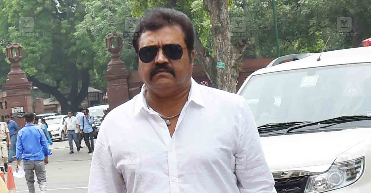 മാധ്യമപ്രവർത്തകയോട് അപമര്യാദയായി പെരുമാറി; സുരേഷ് ഗോപി മാപ്പു ...