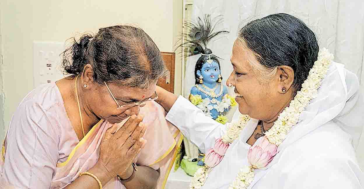 രാഷ്ട്രപതി മഠത്തിലെത്തി; മാതാ അമൃതാനന്ദമയിയെ സന്ദർശിച്ചു - Draupadi ...