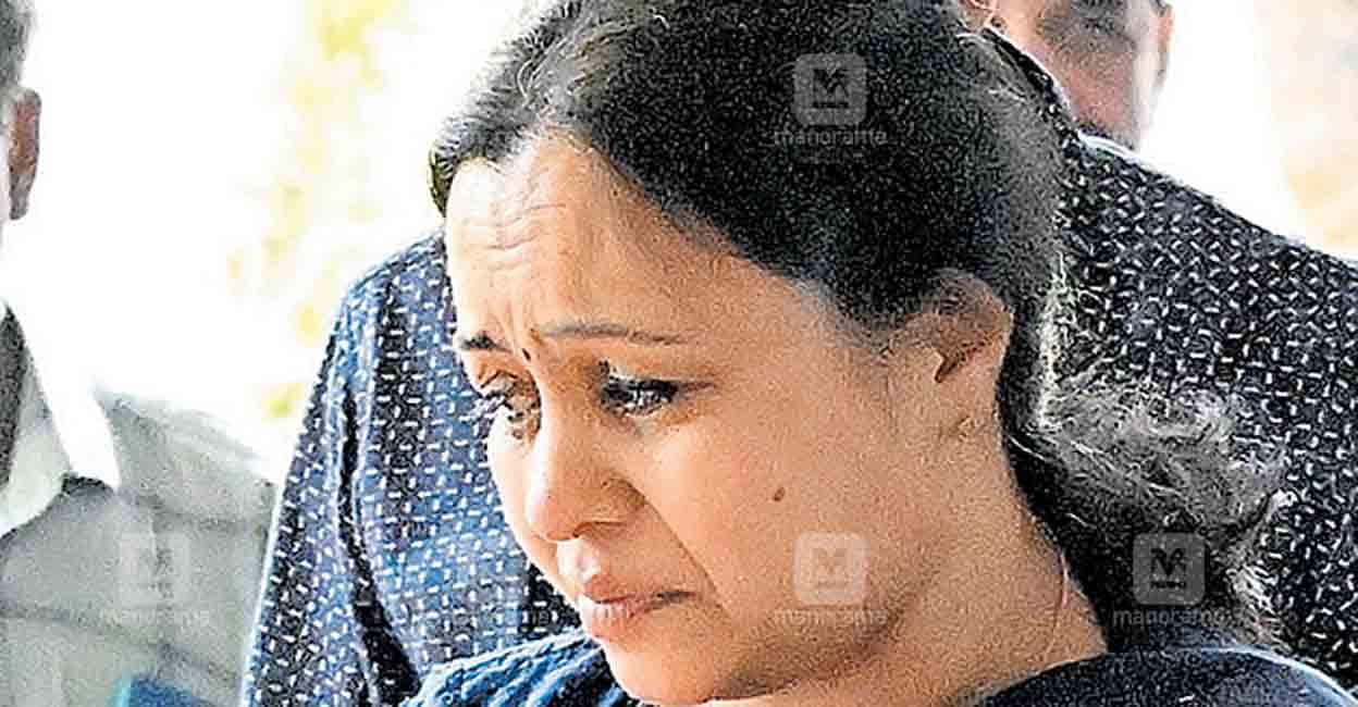 കണ്ണു തുടച്ച്, മുത്തം നൽകി വീണാ ജോർജ് - Veena George | Manorama News