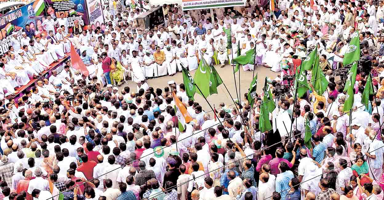 യുഡിഎഫ് സെക്രട്ടേറിയറ്റ് വളഞ്ഞു; സർക്കാരിനെതിരെ കുറ്റപത്രം - UDF ...