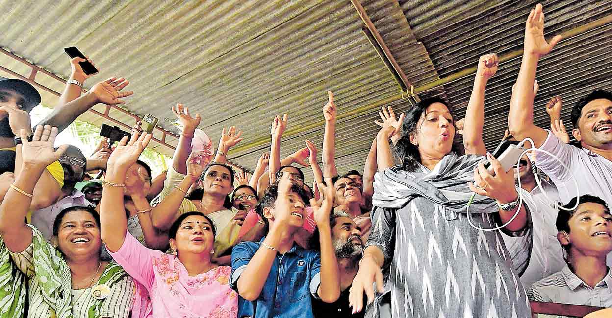 കണ്ണീർ മായ്ച്ച വിജയത്തിളക്കം: പ്രാർഥനയോടെ ഉമ്മൻ ചാണ്ടിയുടെ കുടുംബം ...