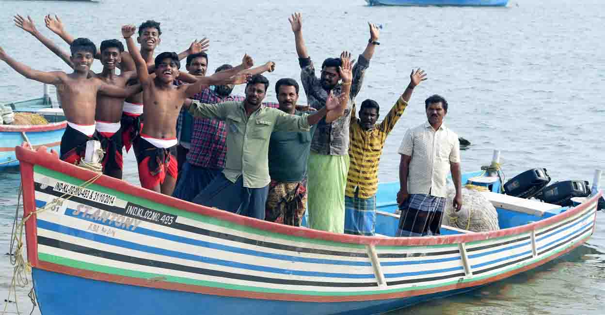 2018ലെ പ്രളയത്തിൽ രക്ഷയ്ക്കെത്തിയവരെ തേടി നാലു കുട്ടികൾ;‘രക്ഷകരുടെ ...