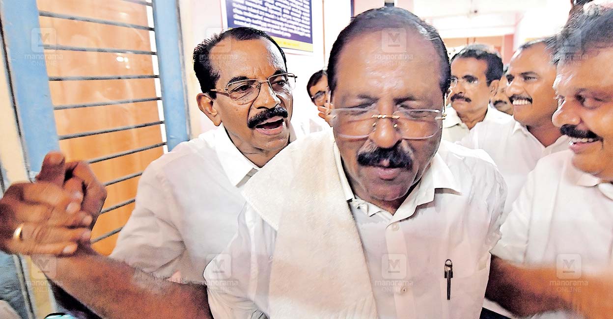 ആരാദ്യം? ഉണ്ണിത്താൻ കുത്തിയിരുന്നു - UDF candidate Rajmohan Unnithan ...