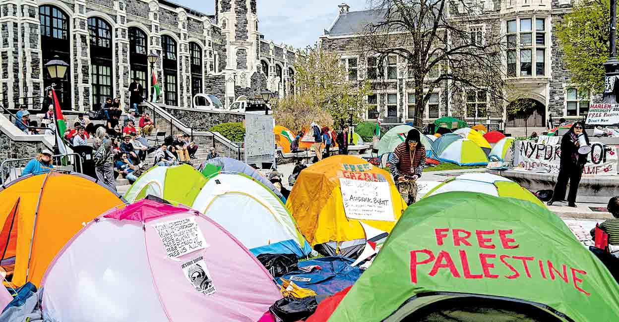 യുദ്ധവിരുദ്ധ പ്രക്ഷോഭം യുഎസ് ക്യാംപസുകളിലെ സമരക്കുടിലുകൾ പൊളിക്കാ ...