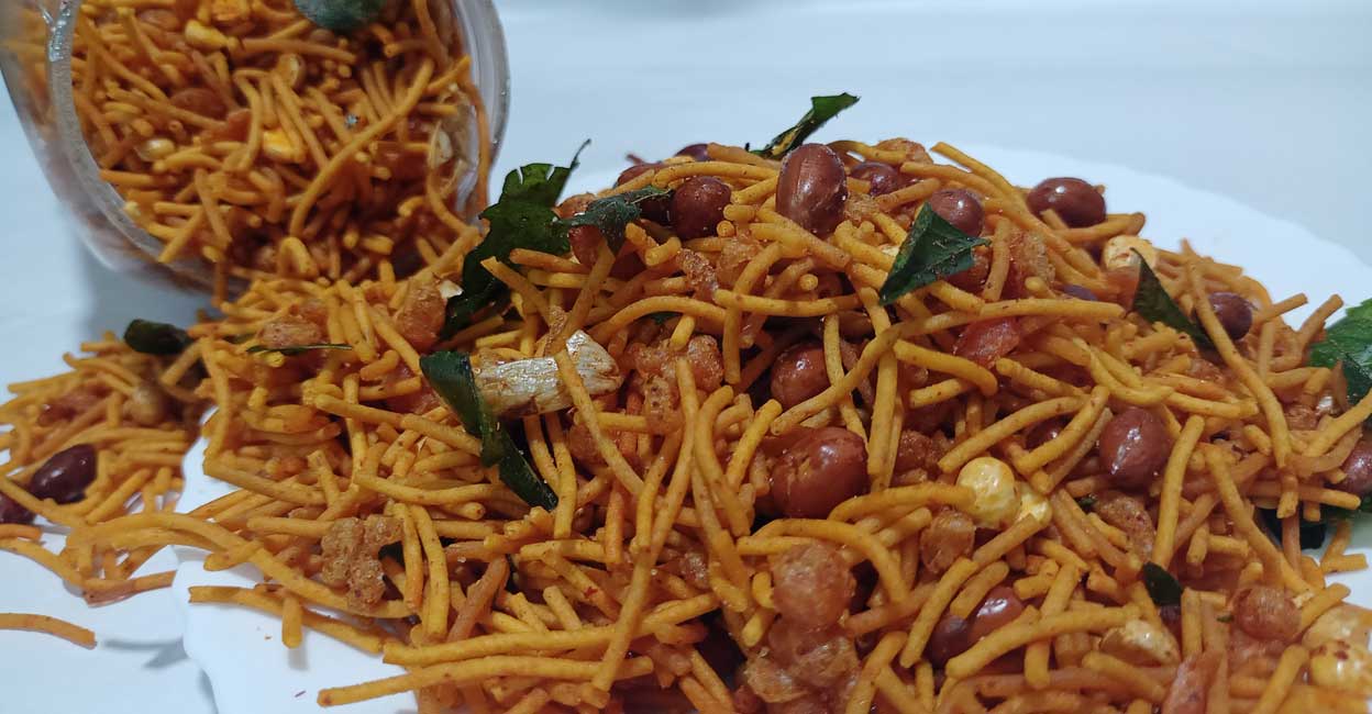 കറുമുറെ കൊറിക്കാൻ എരിവുള്ള നാടൻ മിക്സ്ചർ | Nadan Mixture | Manorama ...