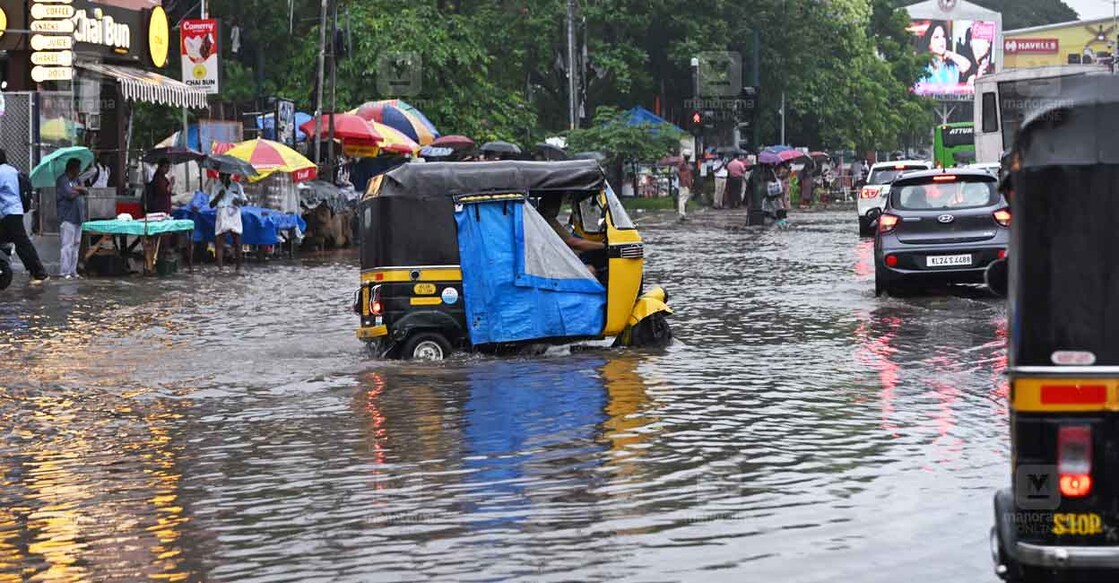 രണ്ടു മണിക്കൂർ തകർത്തു പെയ്തു, തിരുവനന്തപുരം നഗരത്തിൽ പലയിടത്തും ...