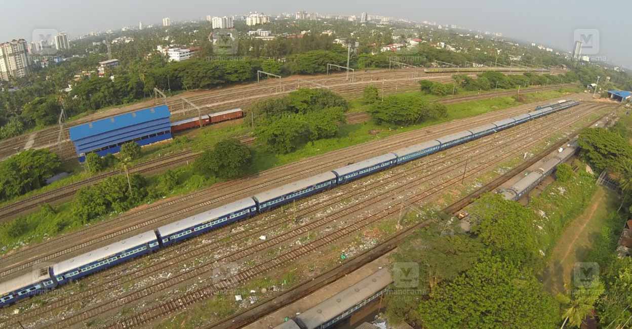 2 കി.മീറ്ററിന് 40 മിനിറ്റ്; വേണാട് വഴിമാറ്റിയപ്പോൾ ഒഴിവായത് ...