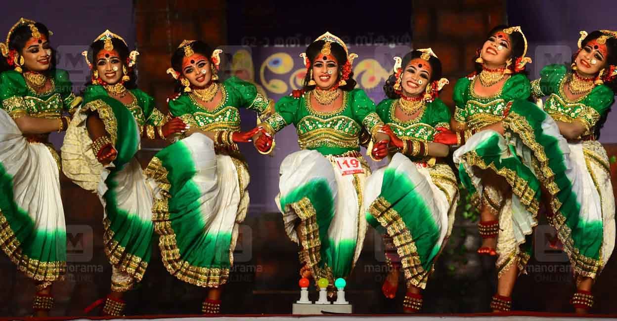 പുലർച്ചെ വരെ കുട്ടികളെ പ്രോത്സാഹിപ്പിച്ച് കാണികൾ: കൊല്ലത്തിനും കിട്ടി ...