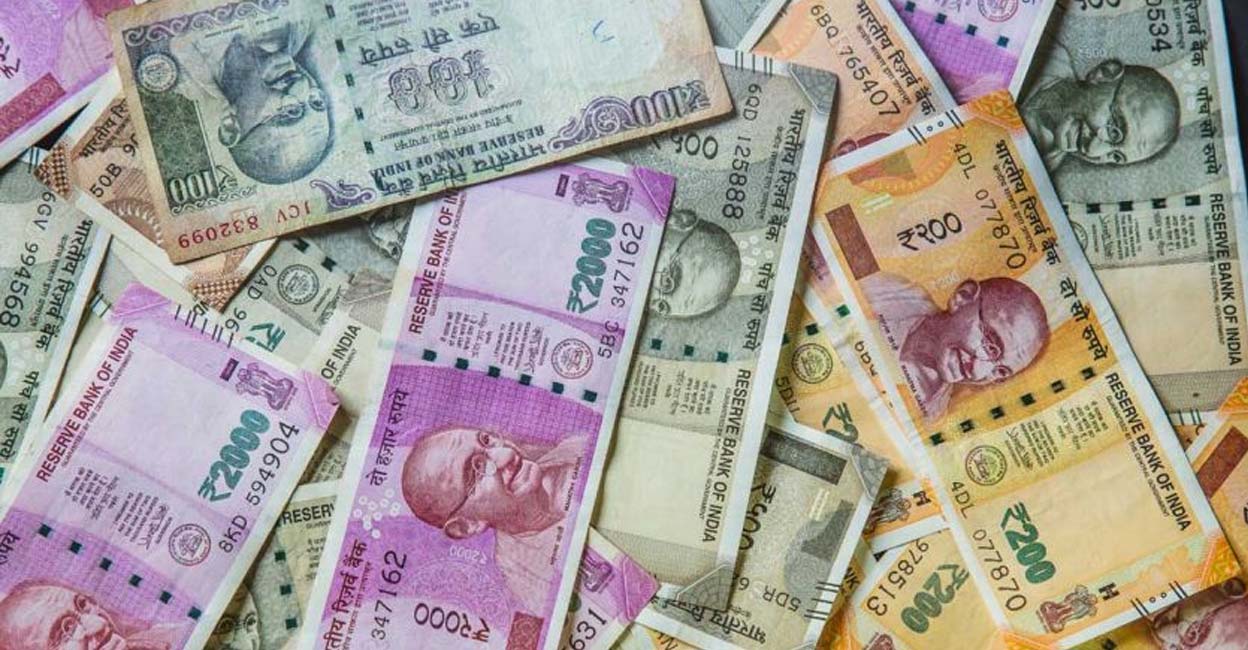 മരുന്നെന്നു പറ‍ഞ്ഞ് ഡ്രൈവർ പൊലീസിന് കൊടുത്ത പൊതിയിൽ പണം; കേസ്