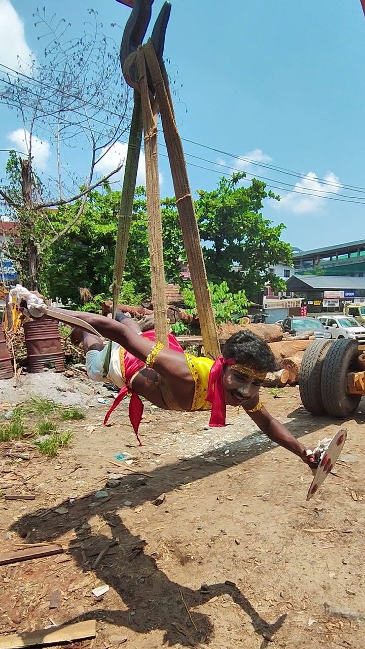 'Zero gravity' തീമിൽ ഉള്ള എംജി സർവകലാശാല കലോൽസവ പേജിന്റെ ഫോട്ടോ ഷൂട്ടിനായി പരിചമുട്ടുകളി മ ...