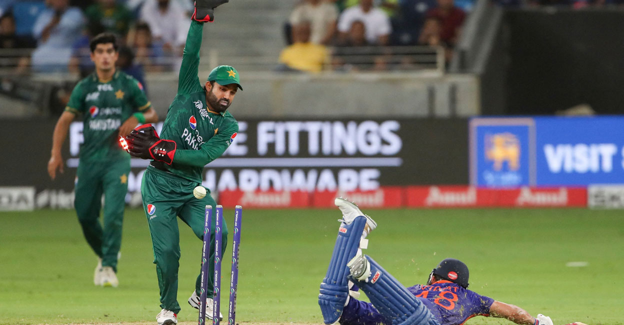 ഒരുപറ്റം വീഴ്ചകൾ, മുതലാക്കി പാക്കിസ്ഥാൻ; കോലിയുടെ ഒറ്റയാൻ പോരാട്ടവും ...