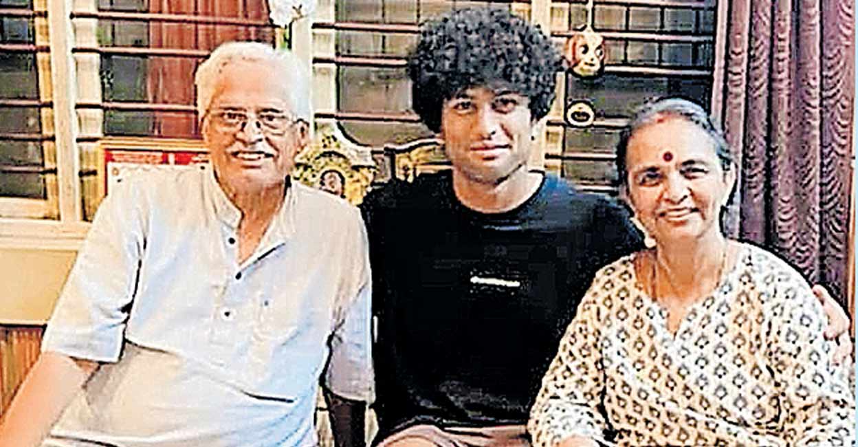 മുത്തച്ഛനെയും മുത്തശ്ശിയെയും സന്ദർശിച്ച് രചിൻ രവീന്ദ്ര- Rachin Ravindra visits his grand parents ...