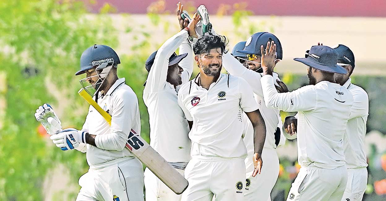 സച്ചിൻ ബേബിക്കു പിന്നാലെ അക്ഷയ് ചന്ദ്രനും സെ‍ഞ്ചറി; ജലജ് സക്സേനയ്ക്ക് 7 ...