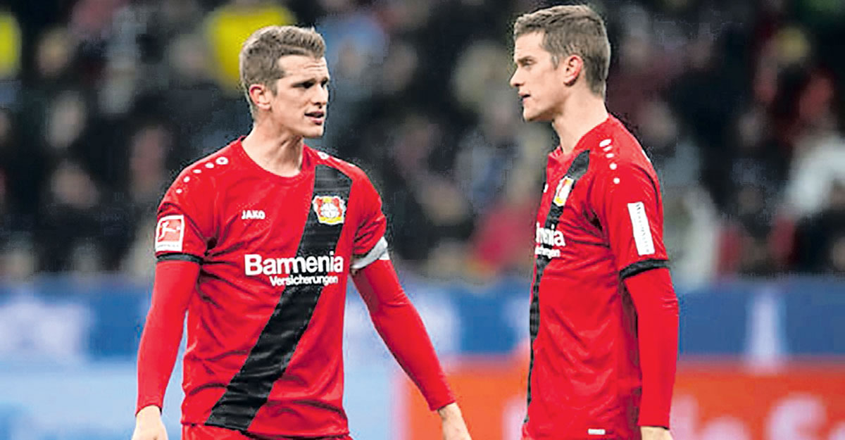 ഒരുമിച്ച് ബൂട്ട് അഴിക്കുന്ന ഇരട്ടകൾ; ‘ഒരു ജോഡി’ സ്നേഹം | Sports ...