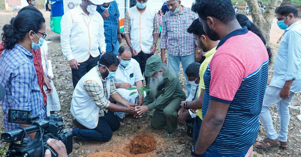 ഗോൾവല നിറച്ച് ബ്ലാസ്റ്റേഴ്സ്; ഓരോ ഗോളിനും ഓരോ മരം നട്ട് ഒപ്പമോടി ...