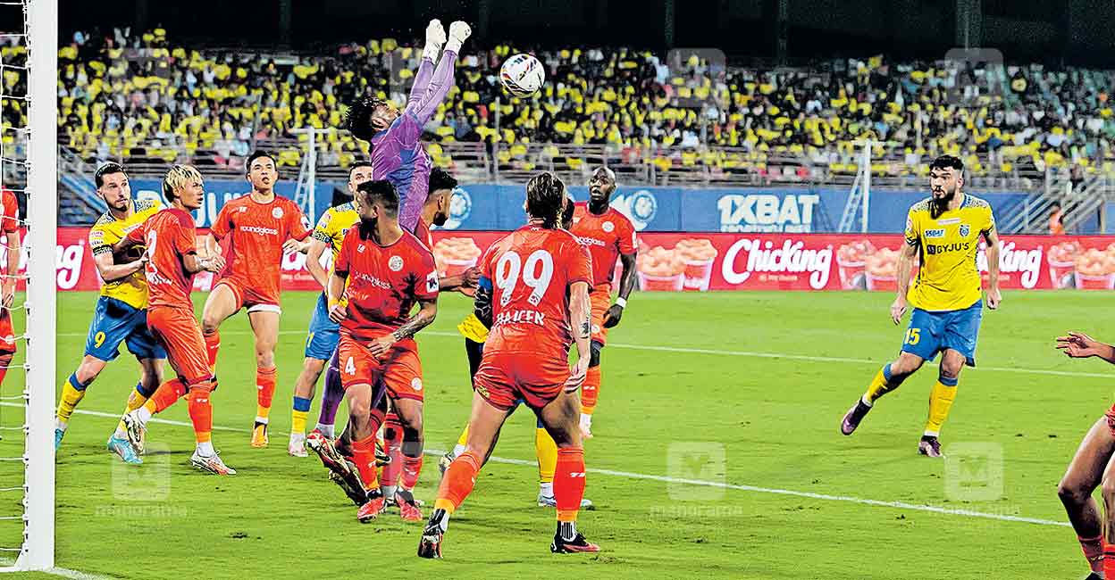 വല്ലാത്തൊരു പഞ്ച്- Isl football match updates | Manorama News ...