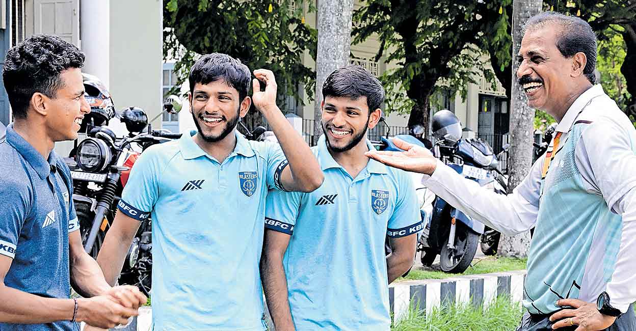 കേരള ബ്ലാസ്റ്റേഴ്സ് യുവനിരയിലെ 3 താരങ്ങൾക്ക് ഒറ്റ ഗുരുവേയുള്ളൂ; കെ ...