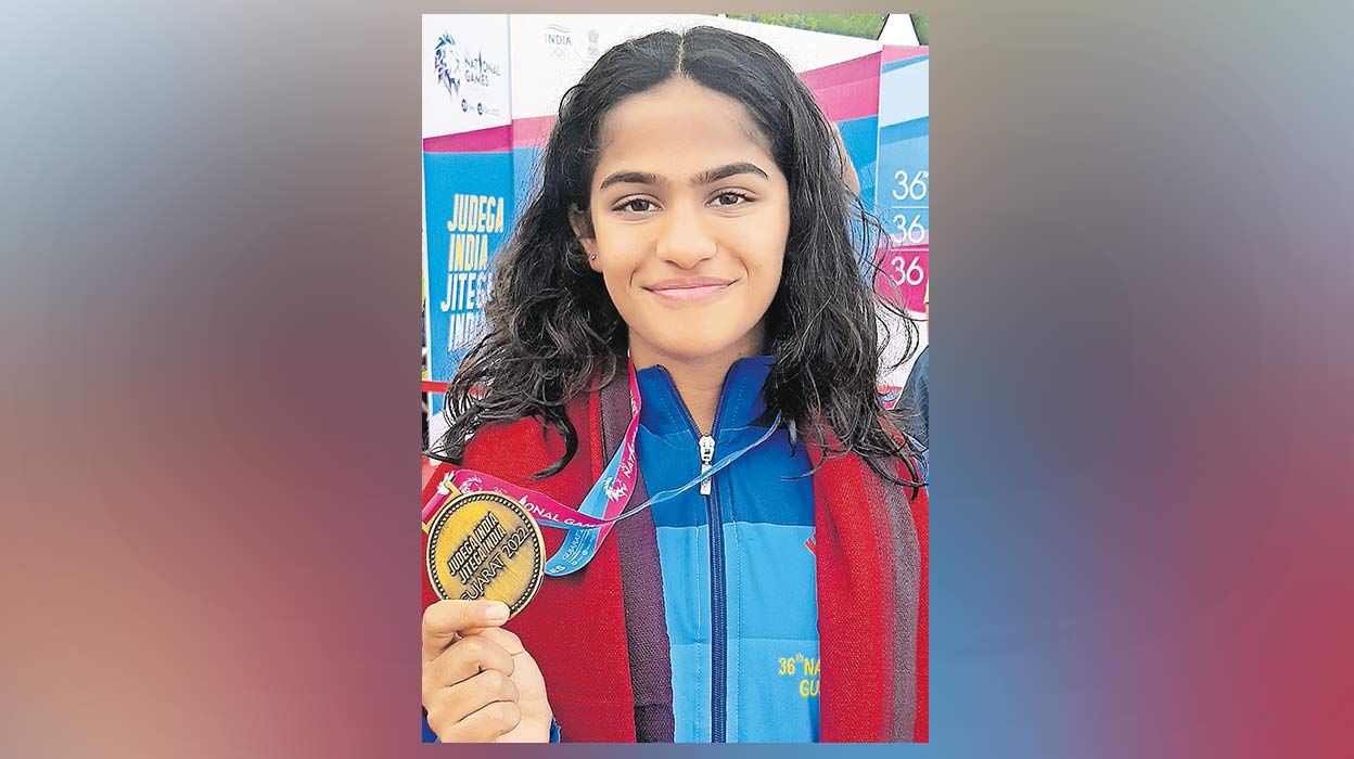 നീന്തൽക്കുളത്തിലെ പൊന്നിൻകുടം; 14കാരിയായ കന്നഡ താരത്തിന് ദേശീയ ഗെയിംസി ...