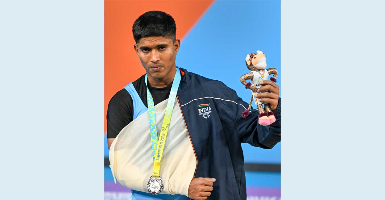 Elbow injury; Sanket sargar is gold Weightlifting Commonwealth games ...