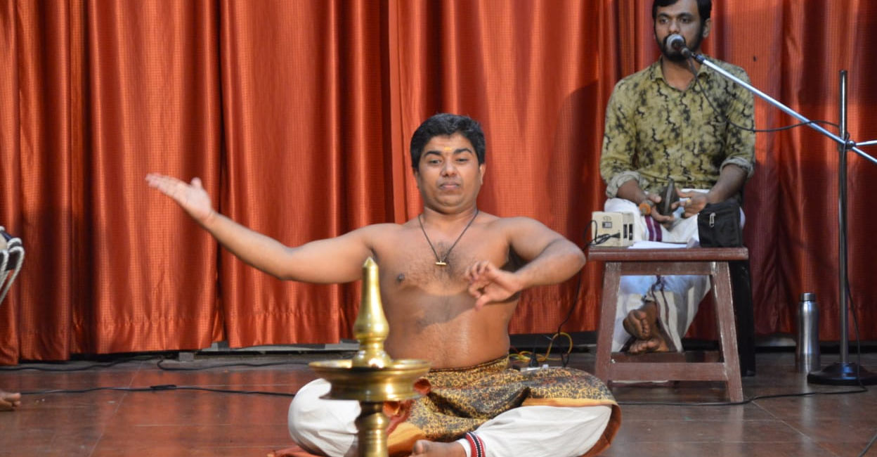 അക്ഷര പരിചയം തുറന്ന് കളിയരങ്ങ് - Kaliyarangu | Lavanasura Vadham ...