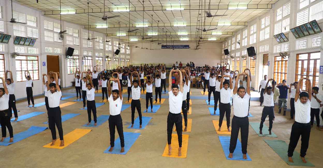 ദേവമാതാ കോളജിൽ യോഗാ ദിനാഘോഷവും അന്താരാഷ്ട്ര സെമിനാറും സംഘടിപ്പിച്ചു ...