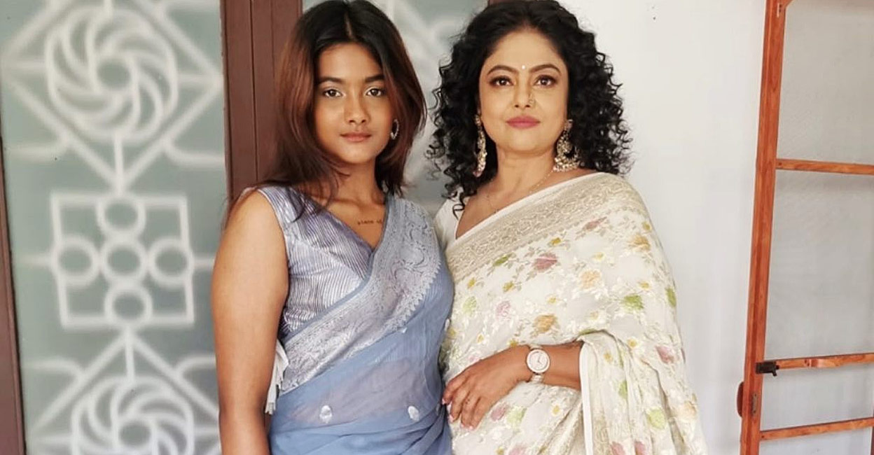 സാരിയില്‍ തിളങ്ങി മഞ്ജുവും മകളും- Manju Pillai | Actress | Daya Sujith ...